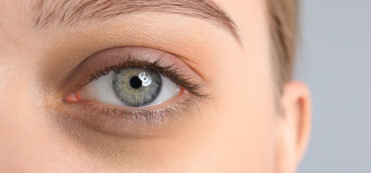 6 consejos que te ayudarán a disimular las ojeras - El Oriental de Monagas 6 consejos que te ayudarán a disimular las ojeras - El Oriental de Monagas