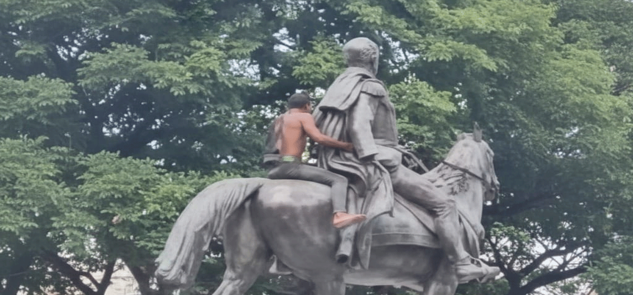 Indigente se sube a un monumento histórico en la Plaza Bolívar de ...